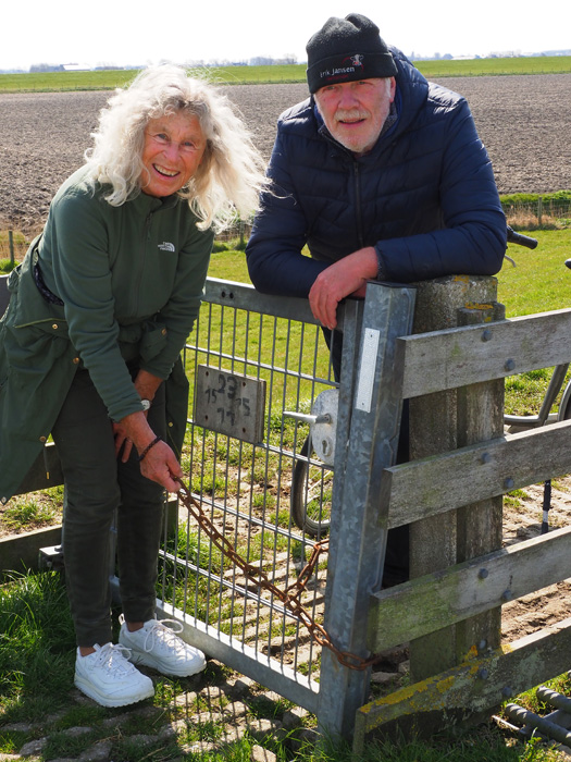 Toeristen moeten in Waadhoeke zware fietsen over afgesloten hekwerk en ...
